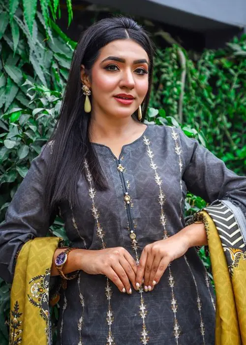 Shiza Khan: Biography, Dramas List - WeGreen Entertainment