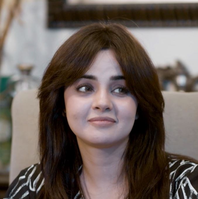 Komal Meer’s Cosmetic Surgery Before & After – Fans React to Her Look in Goonj